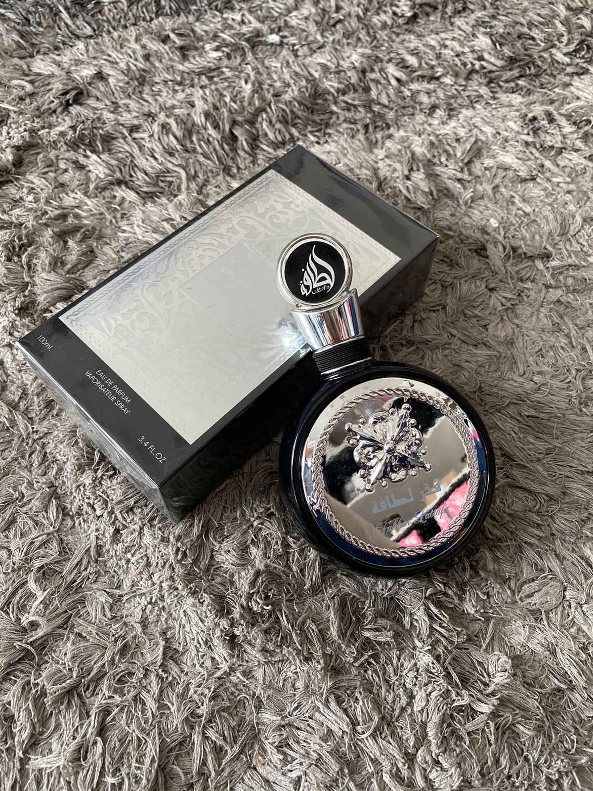 PERFUME FHAKAR BLACK LATTAFA CAJA – Aravegas