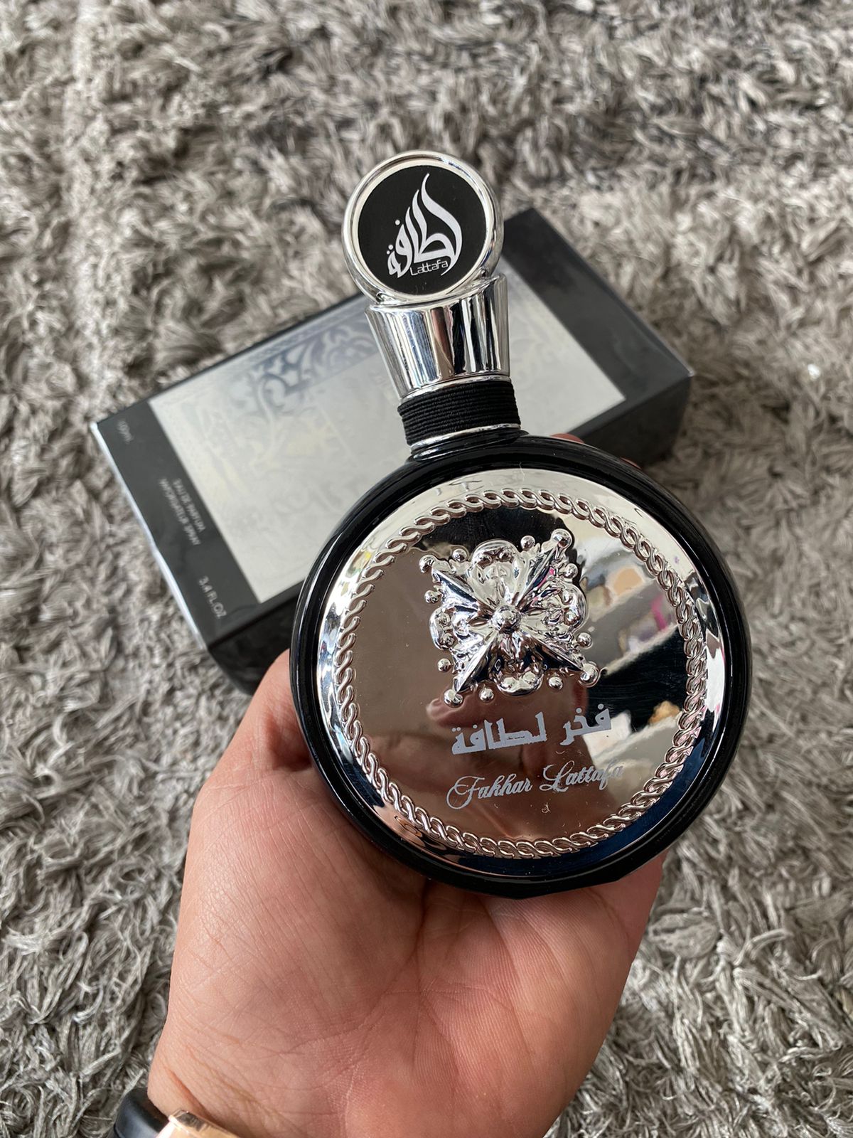 PERFUME FHAKAR BLACK LATTAFA CAJA – Aravegas