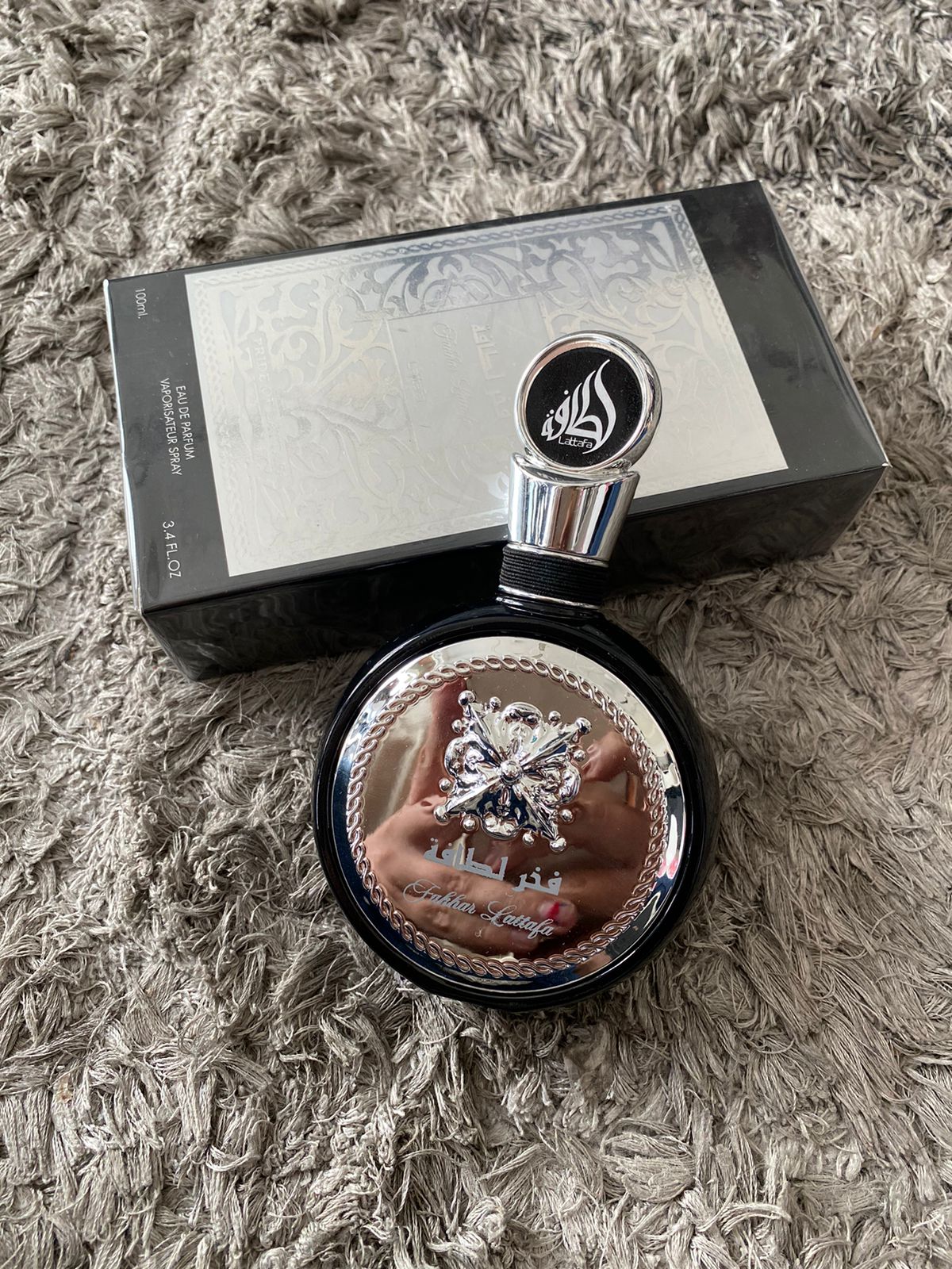 PERFUME FHAKAR BLACK LATTAFA CAJA – Aravegas