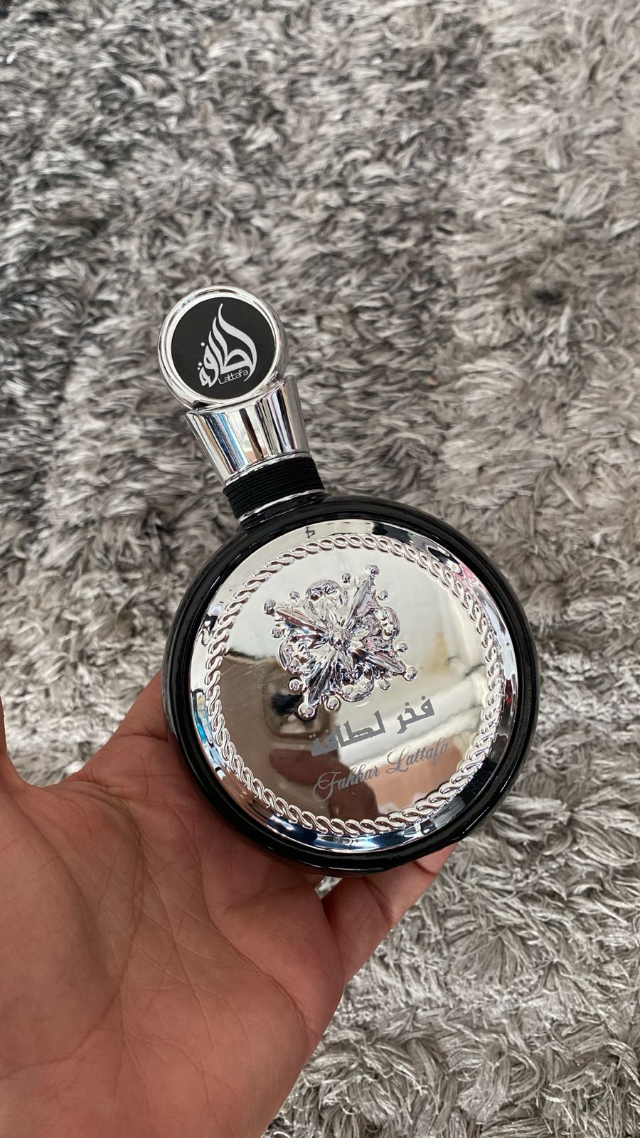 PERFUME FHAKAR BLACK LATTAFA CAJA – Aravegas